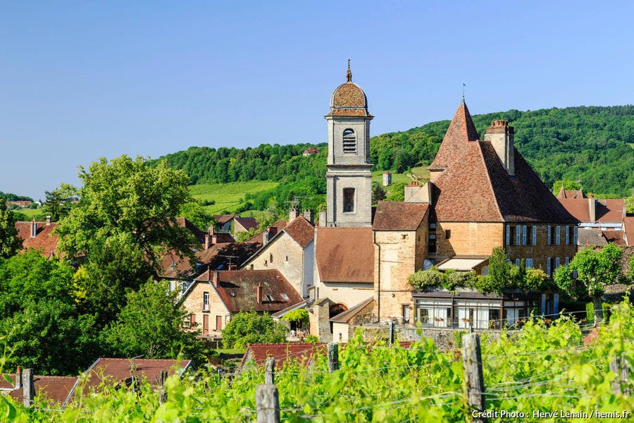 Arbois, le village "jaune" du Jura - Détours en France