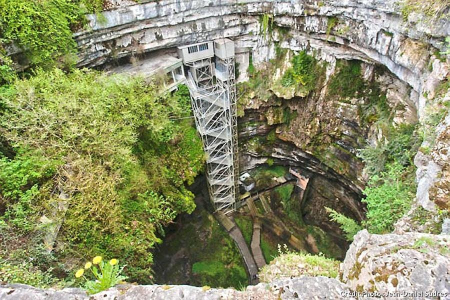 Les 15 grottes et gouffres à visiter absolument I Détours en France